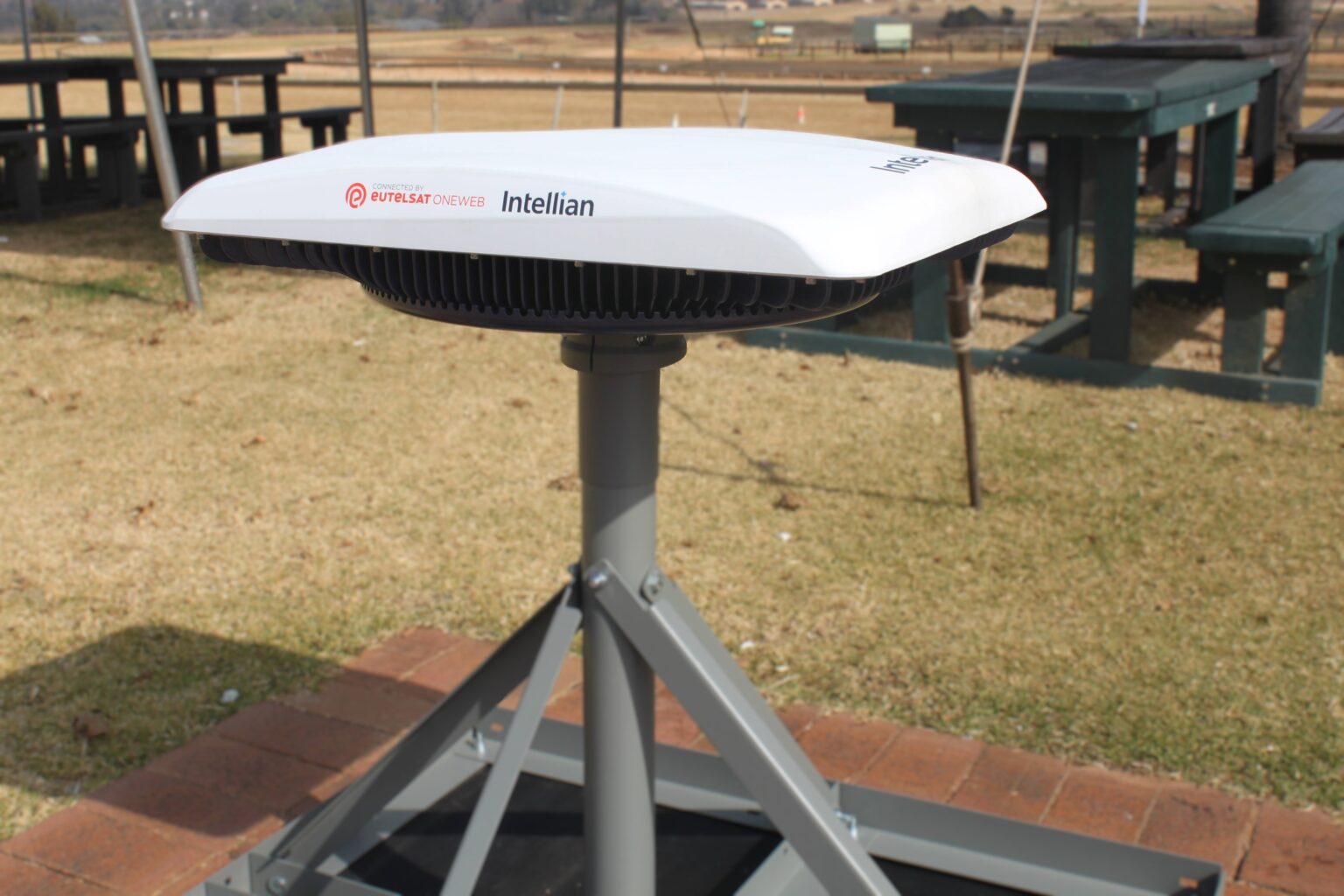 Q-KON Unveils New OneWeb Twoobii-LEO Flat-panel Terminals - Business Link